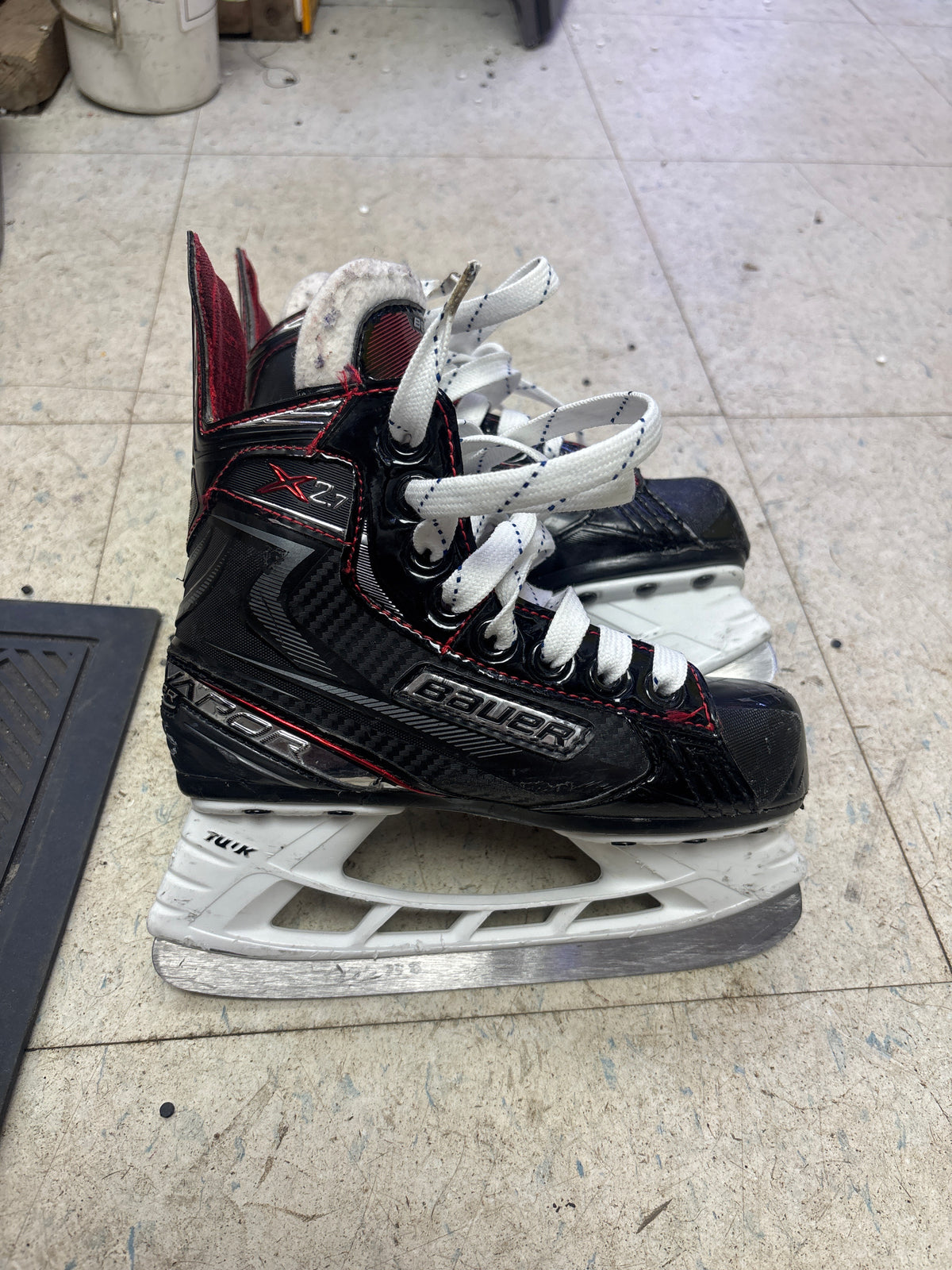 Used Bauer Vapor x2.7 Youth 11.0 Skates — Crow's Sports Hockey